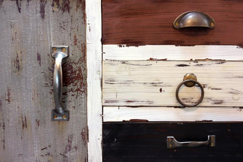 Types of Antique Drawer Pulls With Pictures | LoveToKnow