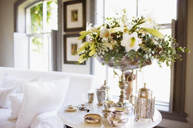 Antique Table Decorations: Finding and Choosing the Right Ones | LoveToKnow