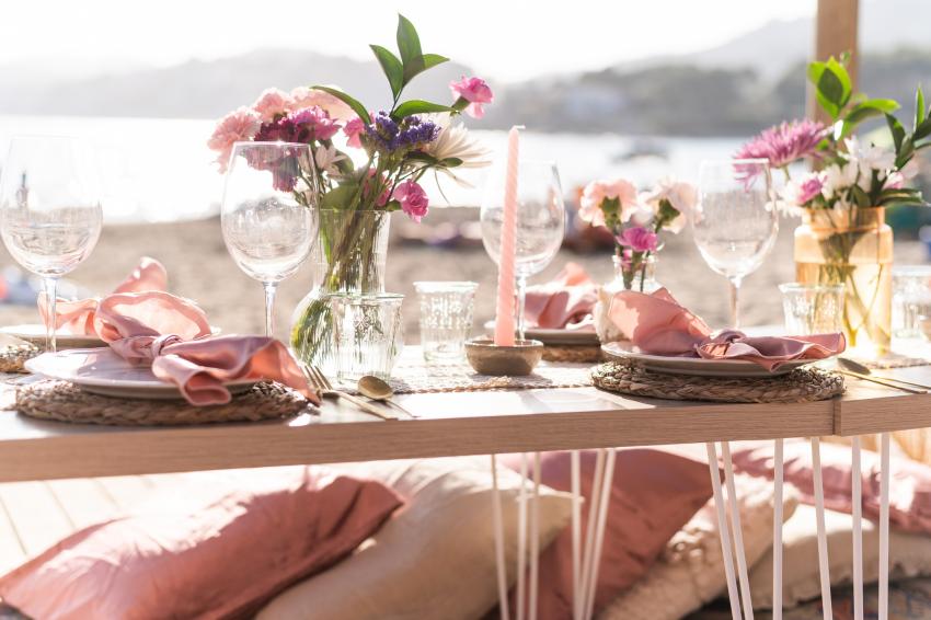 13 Picnic Decor Ideas for Cozy Couples & Posh Parties | LoveToKnow