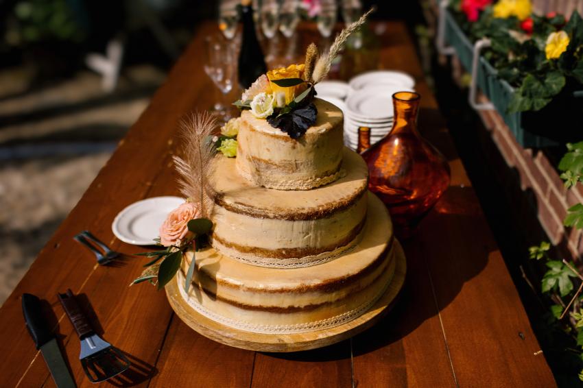 26 Naked Wedding Cakes That Are Natural Beauties | LoveToKnow