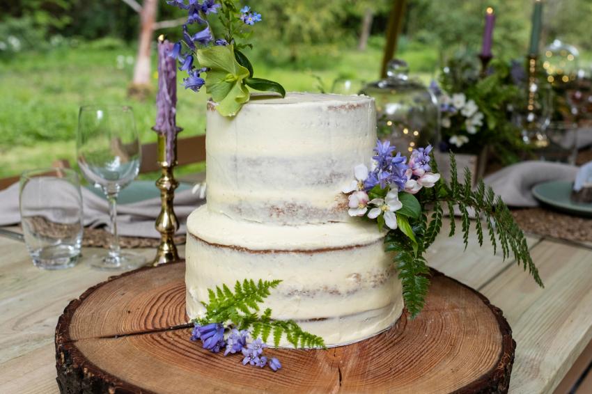 26 Naked Wedding Cakes That Are Natural Beauties | LoveToKnow