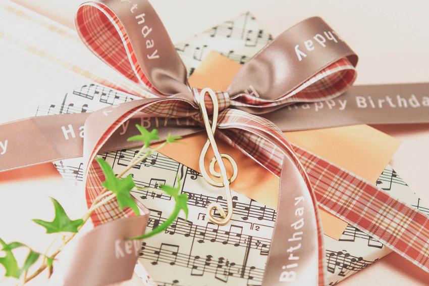 12 Christmas Gift Wrap Ideas (One for Each Day of Christmas) | LoveToKnow