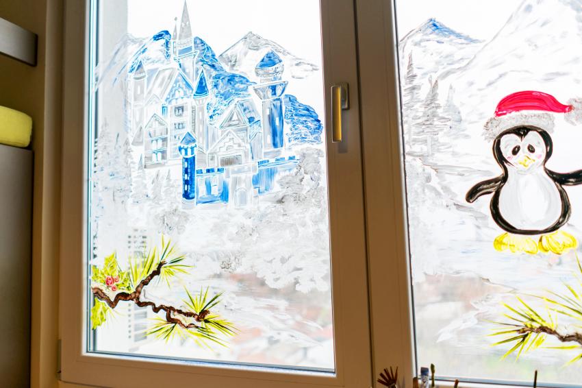 20 Inspired Christmas Window Decoration Ideas | LoveToKnow