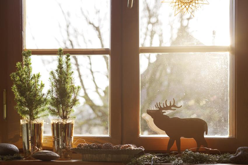 20 Inspired Christmas Window Decoration Ideas | LoveToKnow