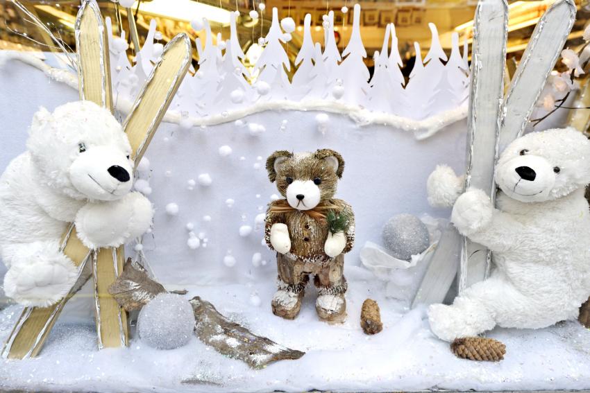 20 Inspired Christmas Window Decoration Ideas | LoveToKnow