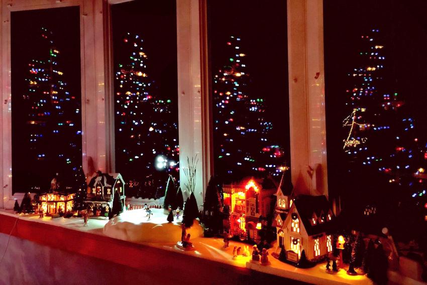 20 Inspired Christmas Window Decoration Ideas | LoveToKnow