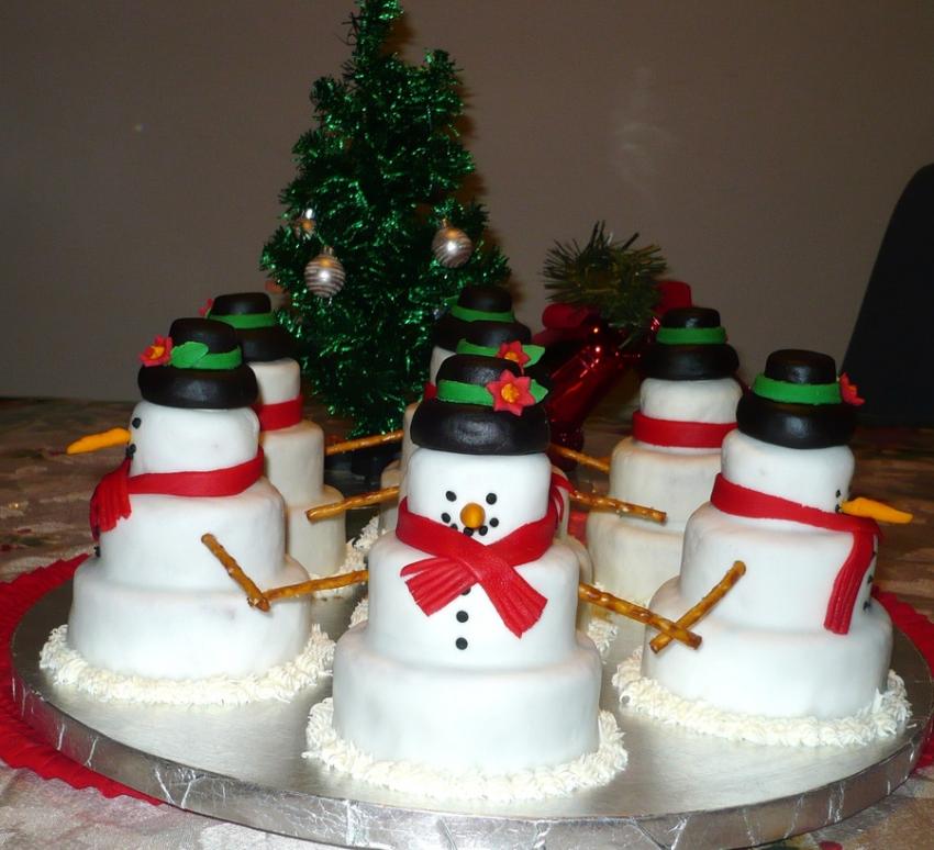 10 Christmas Cake Designs to Deck Out Your Dessert Table | LoveToKnow