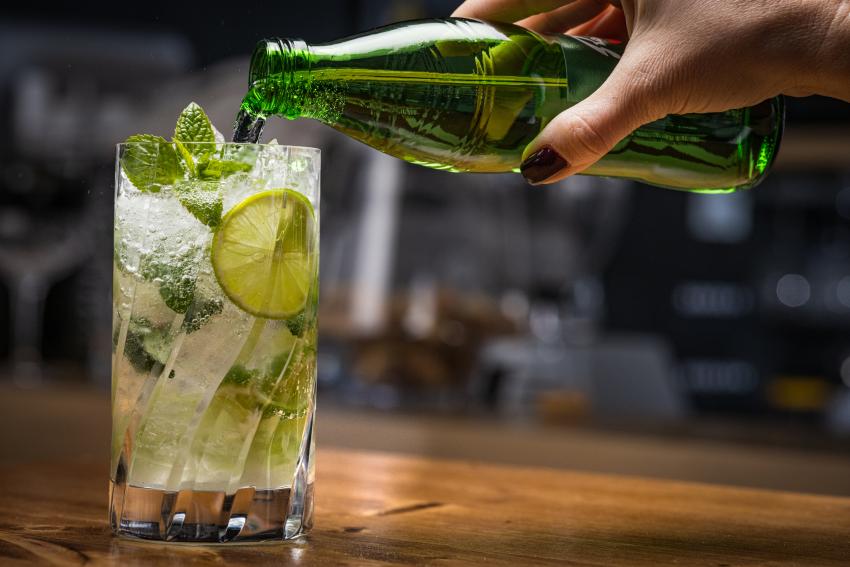 6 Light & Refreshing Seltzer Cocktails to Tickle Your Tastebuds ...