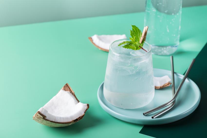 6 Light & Refreshing Seltzer Cocktails to Tickle Your Tastebuds ...