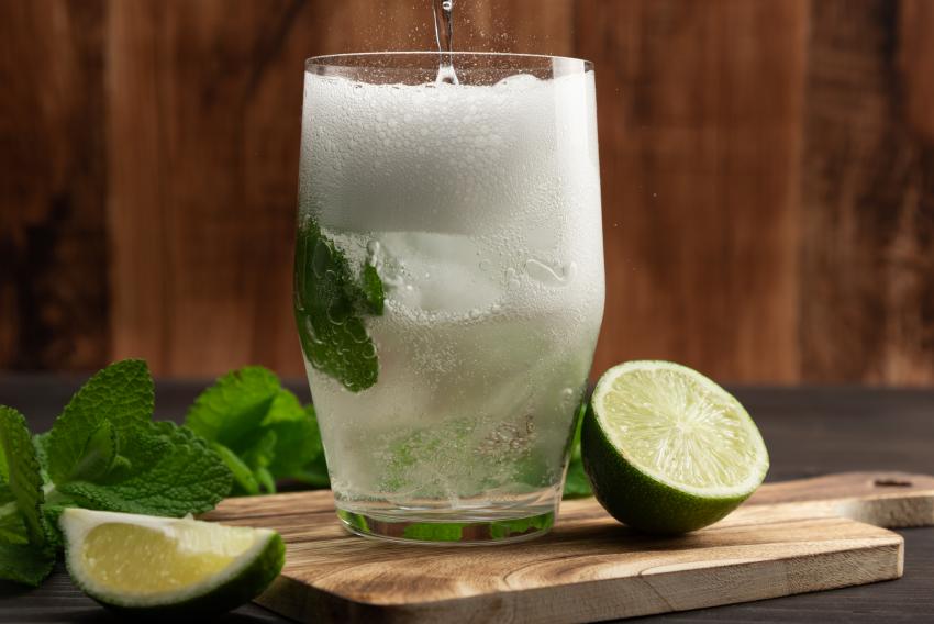 6 Light & Refreshing Seltzer Cocktails to Tickle Your Tastebuds ...