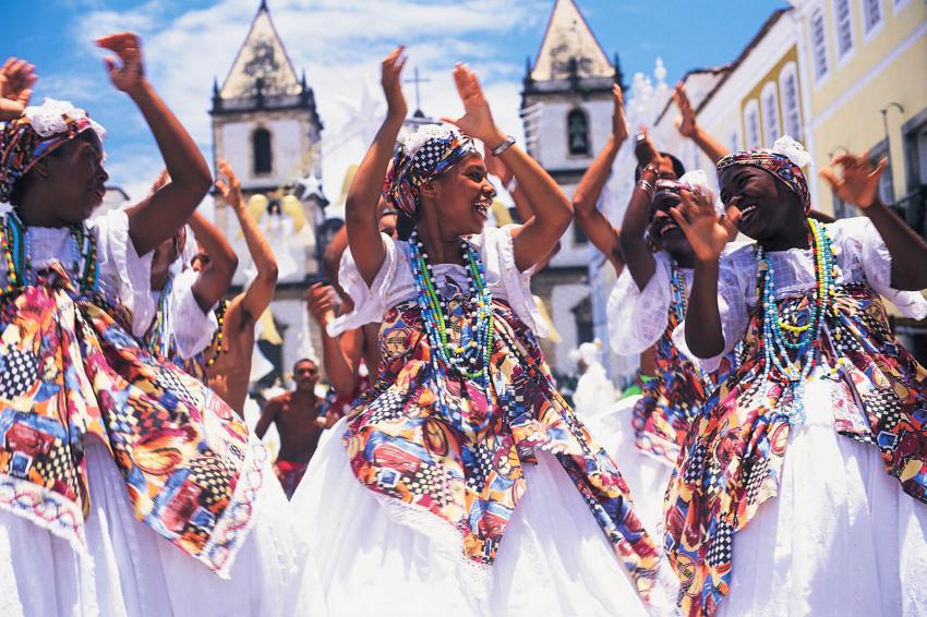 25 National Costumes to Connect to Cultures From Around the World ...