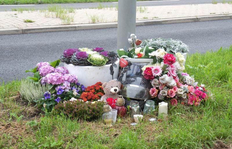 Understanding Roadside Memorials: Traditions and Controversies | LoveToKnow