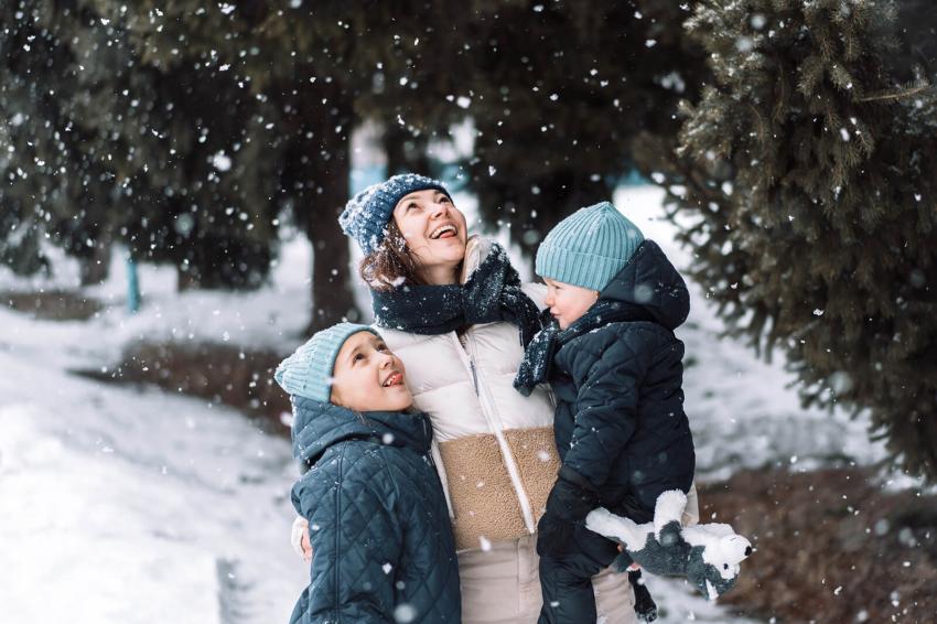 Effortless Ideas for Stunning Winter Family Photos | LoveToKnow