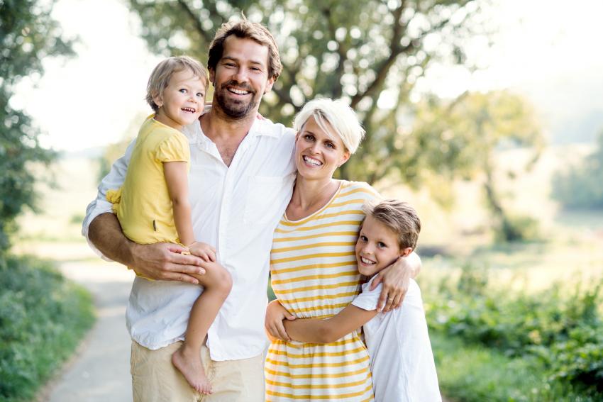 Get Stunning Spring Family Photos With These 12 Tips | LoveToKnow