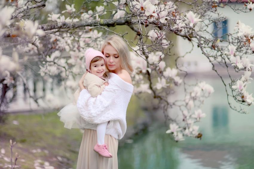 Get Stunning Spring Family Photos With These 12 Tips | LoveToKnow