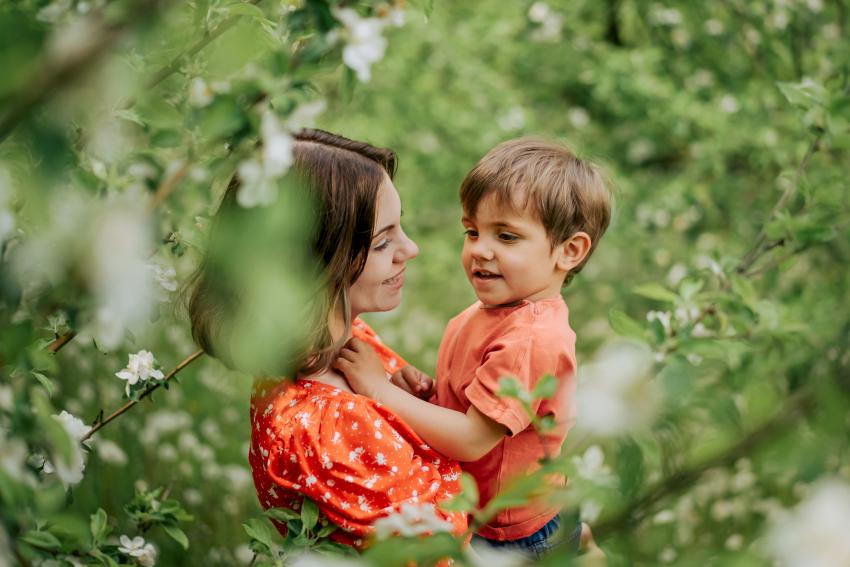 Get Stunning Spring Family Photos With These 12 Tips | LoveToKnow