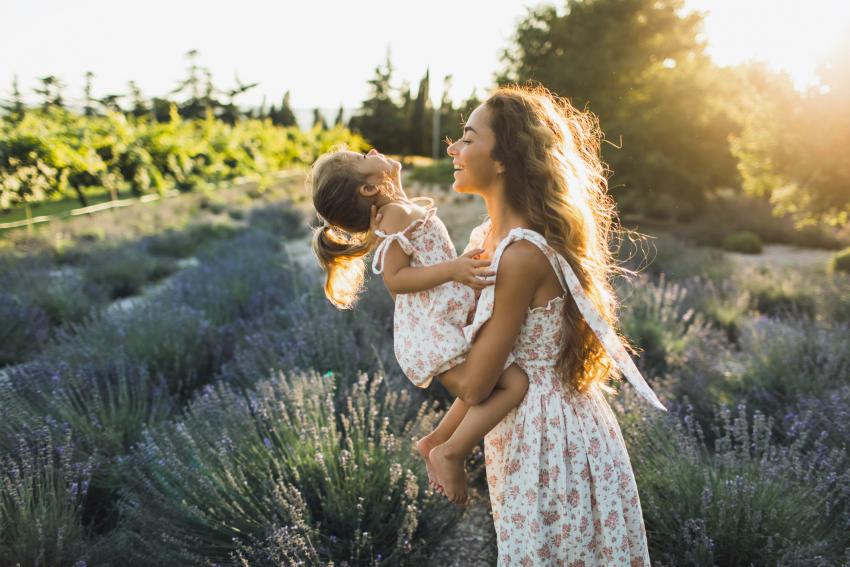 Get Stunning Spring Family Photos With These 12 Tips | LoveToKnow