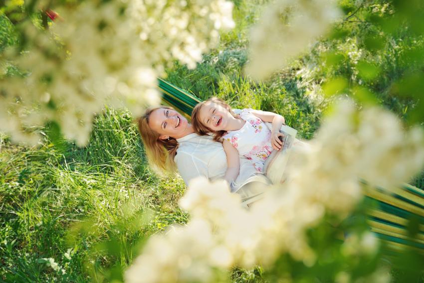 Get Stunning Spring Family Photos With These 12 Tips | LoveToKnow