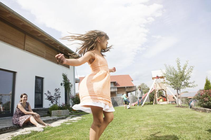 Free-Range Parenting Style: Exploring the Pros and Cons | LoveToKnow