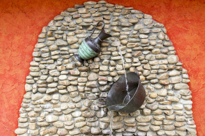 7 Ideas for DIY Upcycled Water Features for Your Garden | LoveToKnow