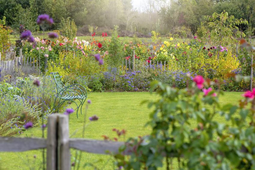 Add Victorian Charm to Your Yard With 13 Cottage Garden Ideas | LoveToKnow