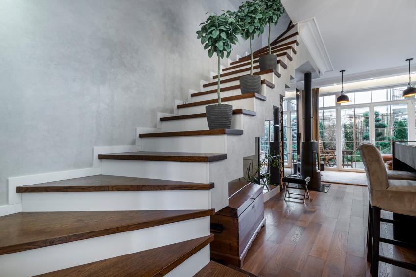 9 Enclosed Stairway Decorating Ideas so You Can Climb in Style | LoveToKnow