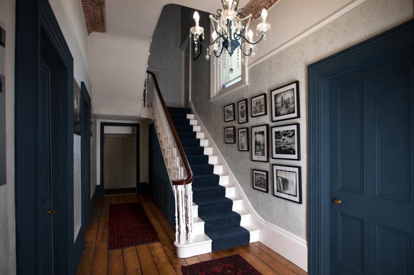9 Enclosed Stairway Decorating Ideas so You Can Climb in Style | LoveToKnow