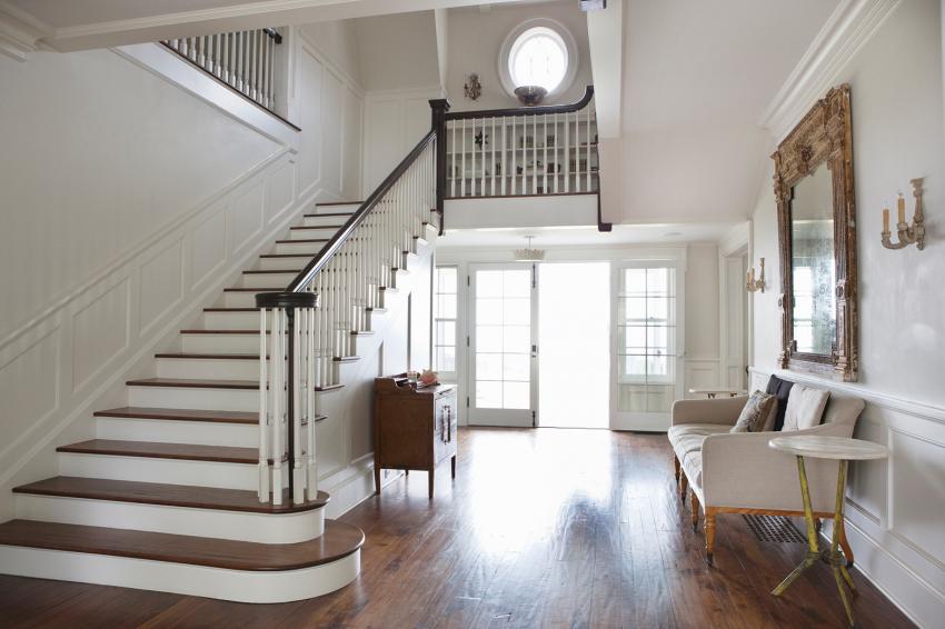 9 Enclosed Stairway Decorating Ideas so You Can Climb in Style | LoveToKnow