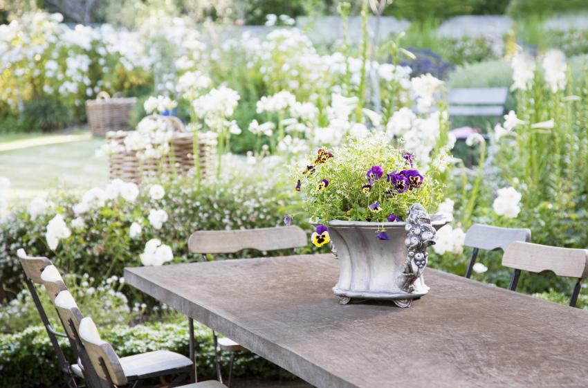 12 Patio Table Decor Ideas for an Outdoor Oasis | LoveToKnow