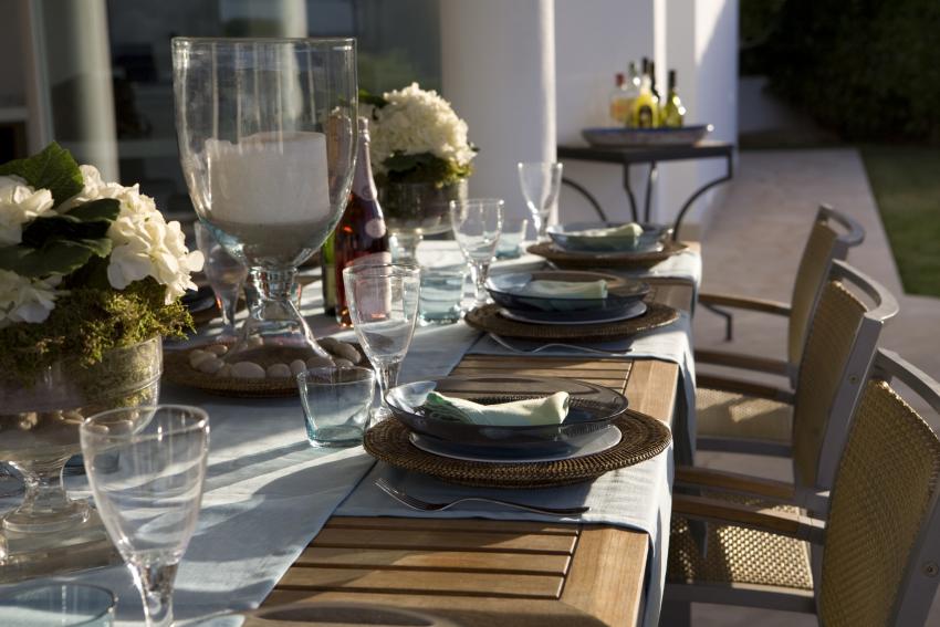 12 Patio Table Decor Ideas for an Outdoor Oasis | LoveToKnow