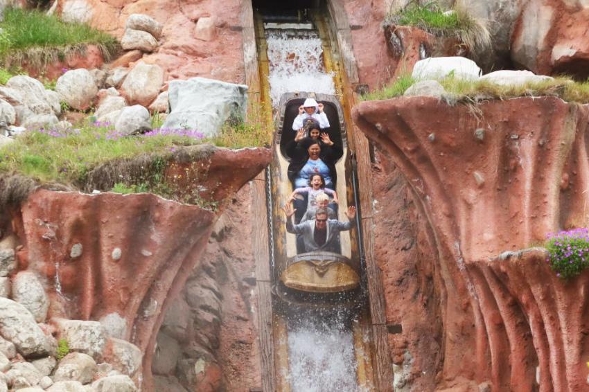 12 of the Most Popular Rides at Disneyland Worth Waiting in Line For ...