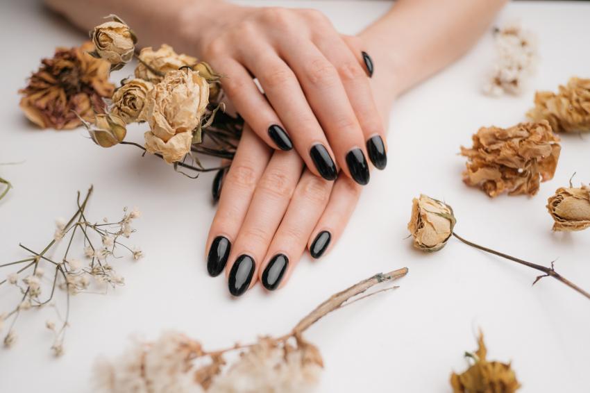 25 Chic, Sleek & Edgy Black Nail Ideas for Any Season | LoveToKnow