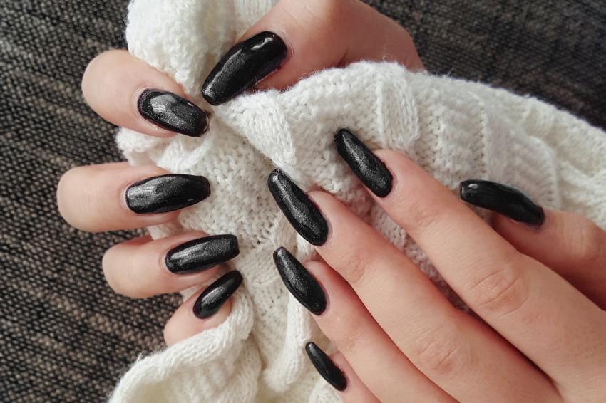 25 Chic, Sleek & Edgy Black Nail Ideas for Any Season | LoveToKnow