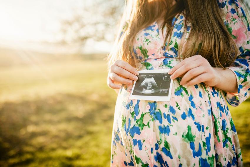 18 Unique Maternity Photo Ideas to Show Off Your Baby Bump | LoveToKnow