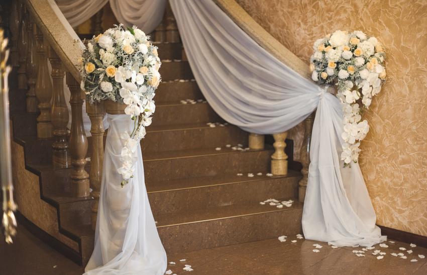 8 Easy & Affordable Tips for Decorating Your Wedding With Tulle ...