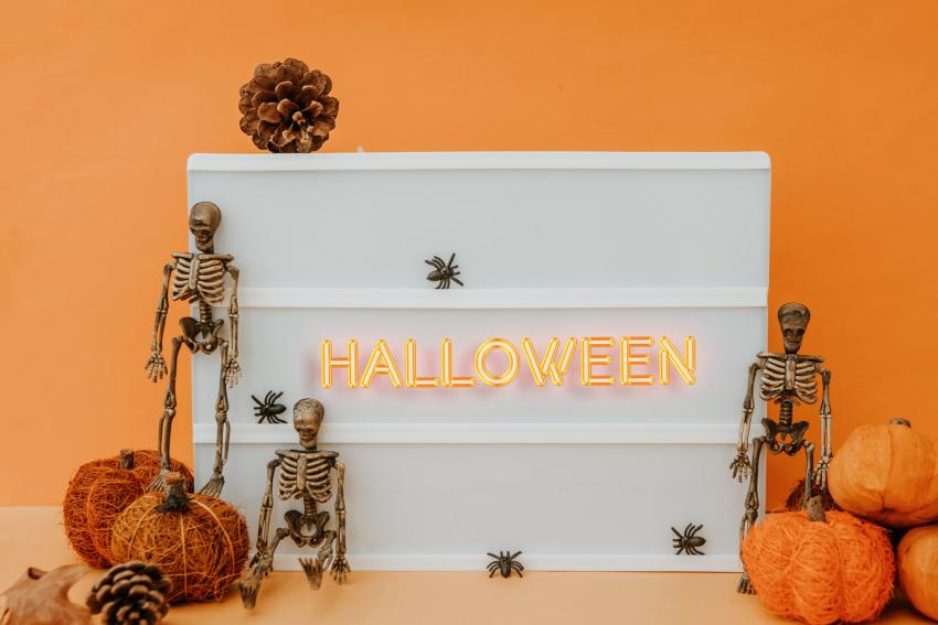 14 Fall Mantel Decor Ideas for Harvest Time & Spooky Season | LoveToKnow
