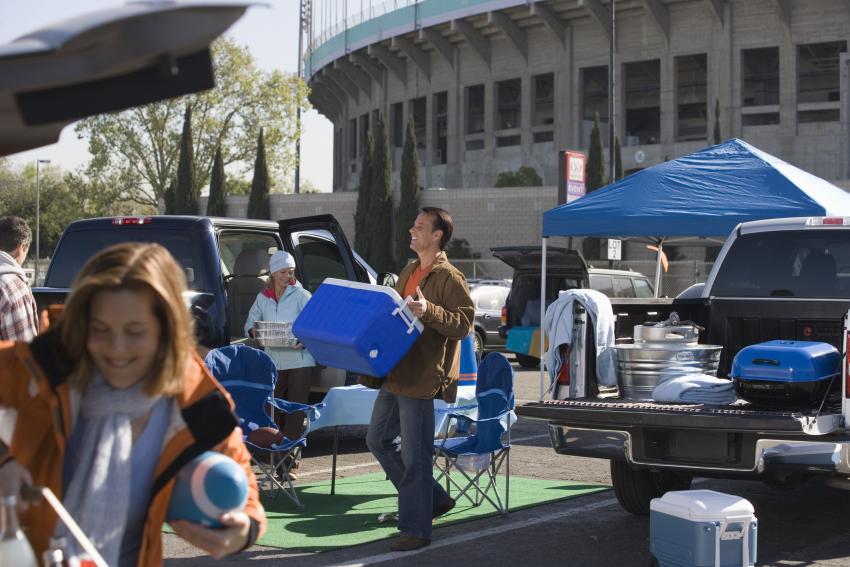 9 Tailgate Drinks to Wet Your Whistle Before the Big Game | LoveToKnow