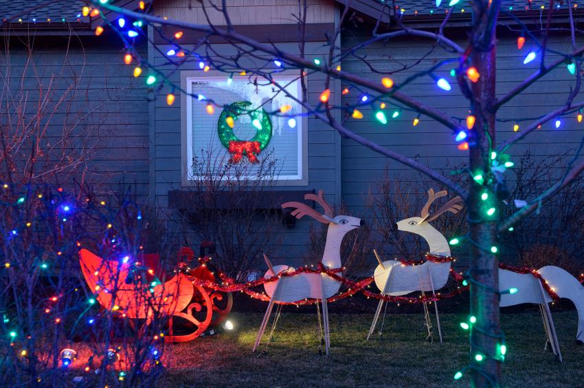20 Elf-Approved Yard Decorating Ideas for Christmas | LoveToKnow