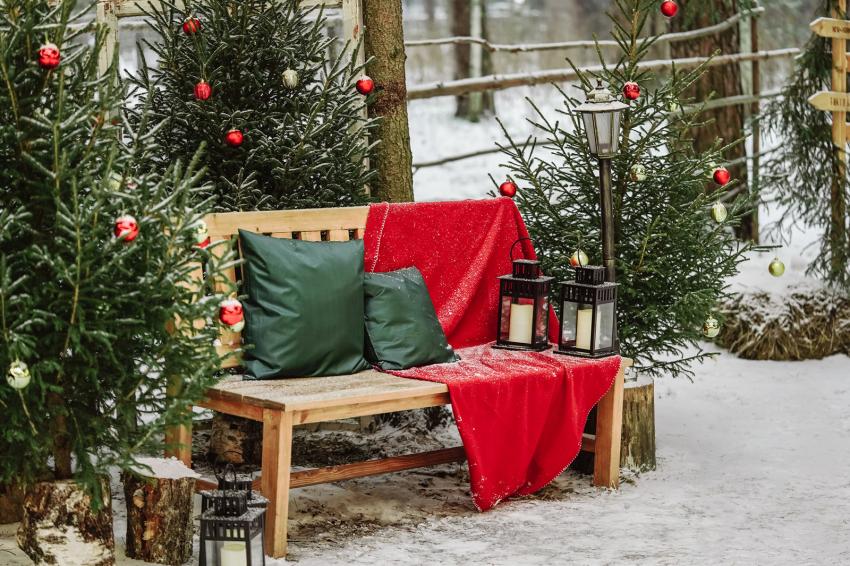 20 Elf-Approved Yard Decorating Ideas for Christmas | LoveToKnow