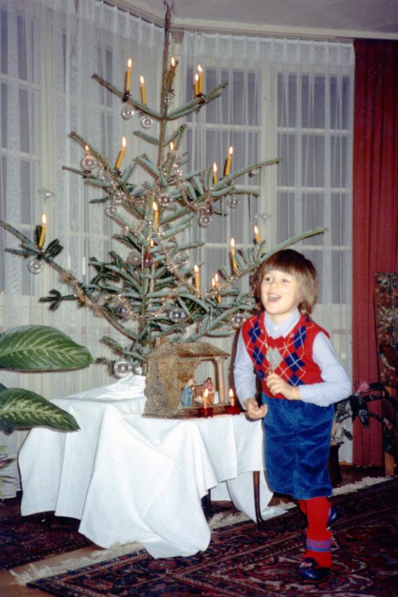 9 Dangerous Christmas Decorations That Make the Naughty List | LoveToKnow