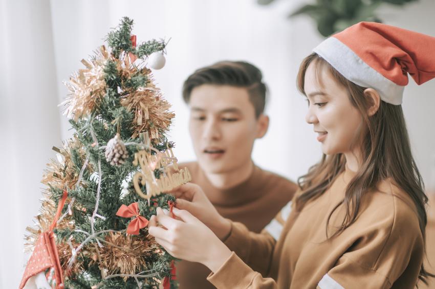 12 Romantic Christmas Date Ideas Sweeter Than Sugarplums | LoveToKnow