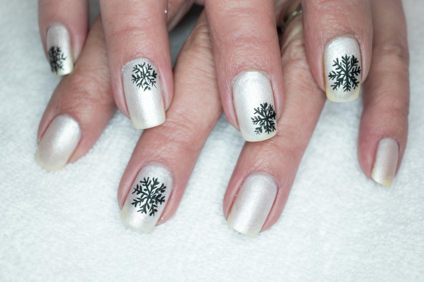 21 December Nail Ideas for a Fun & Festive Look All Month | LoveToKnow