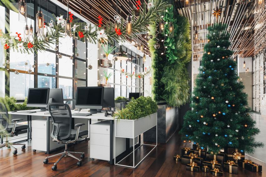 20 Ways to Make Spirits Bright With Christmas Office Decor | LoveToKnow