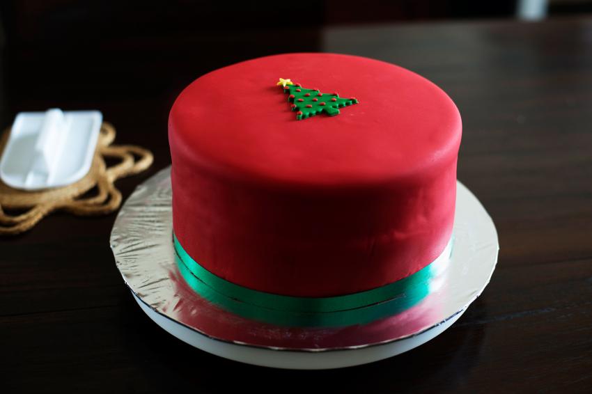 18 Christmas Birthday Cakes for a Wintery Celebration | LoveToKnow