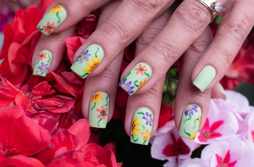 20 Far-Out 70s-Inspired Nails Anyone Can Rock | LoveToKnow