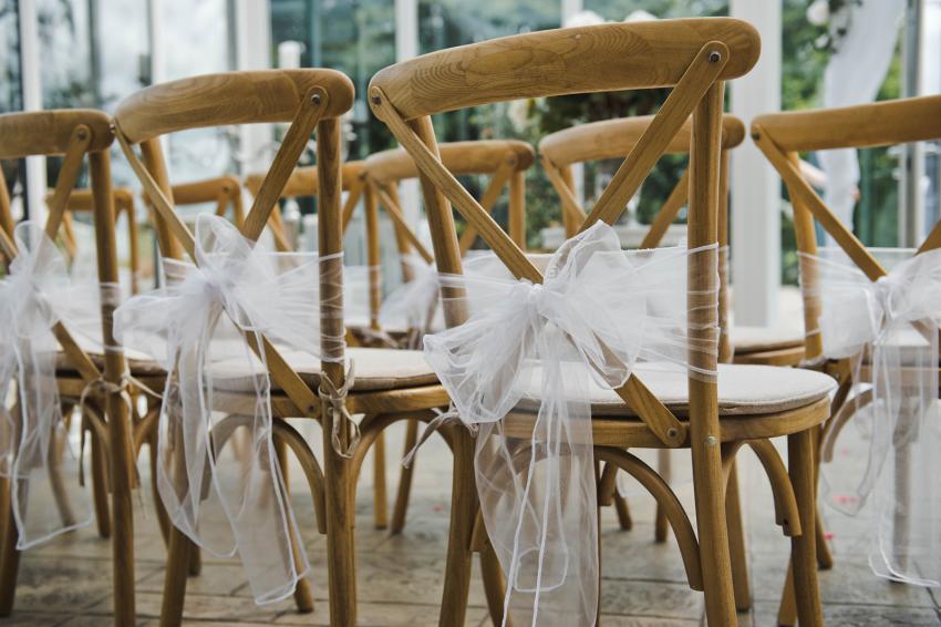 8 Easy & Affordable Tips for Decorating Your Wedding With Tulle ...