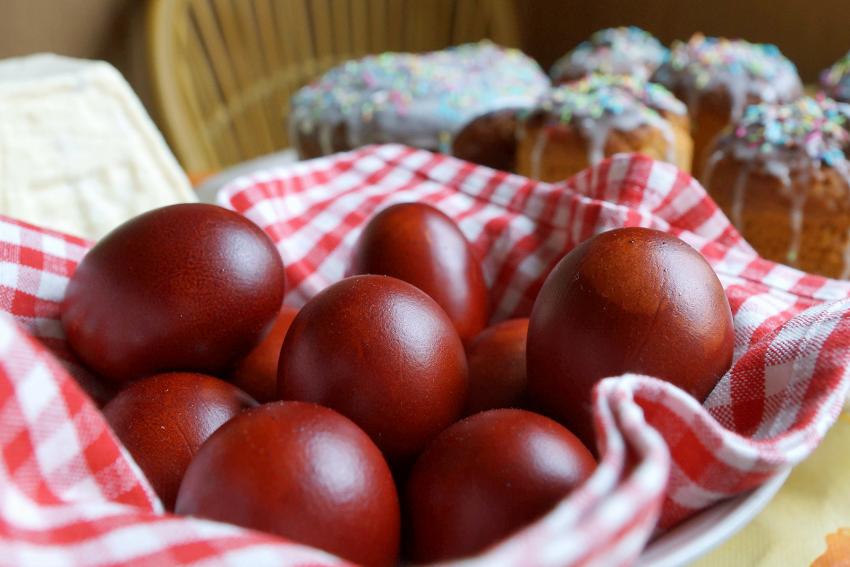 7 Meaningful Easter Colors & Tips for Using Them in Your Decor | LoveToKnow