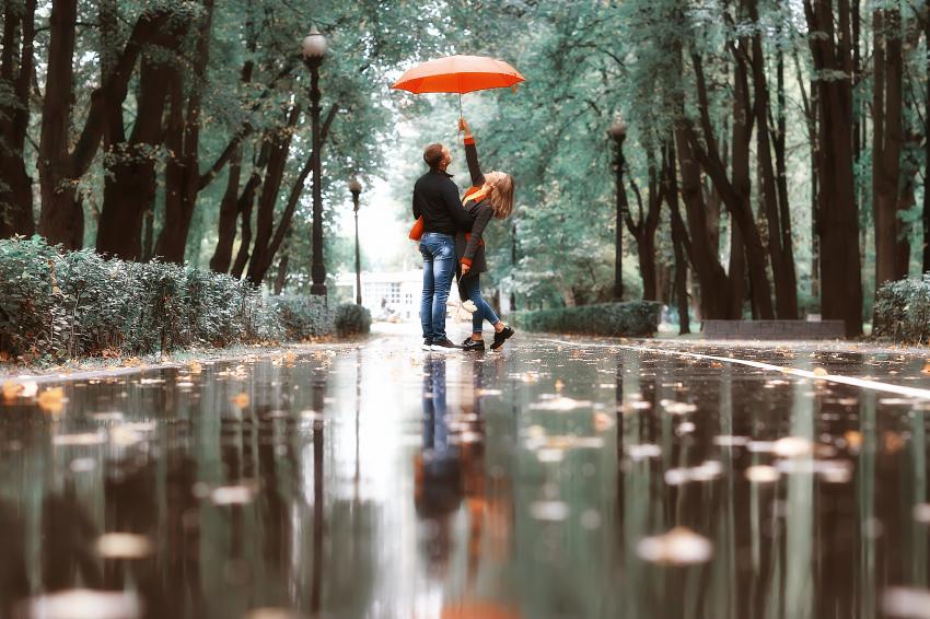 10 Spring Engagement Photo Ideas to Show Your Love in Bloom | LoveToKnow