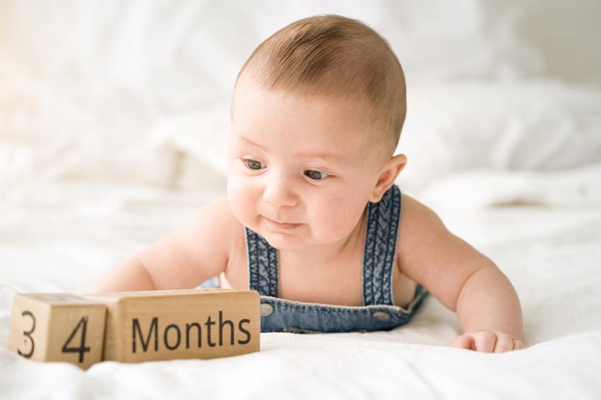 15 Creative Monthly Milestone Photo Ideas for Parents | LoveToKnow