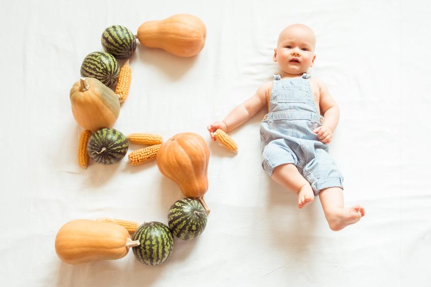 15 Creative Monthly Milestone Photo Ideas for Parents | LoveToKnow